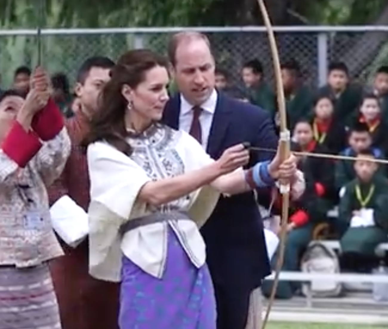 KATENISS - Prince William and Kate Middleton Give Archery a Shot